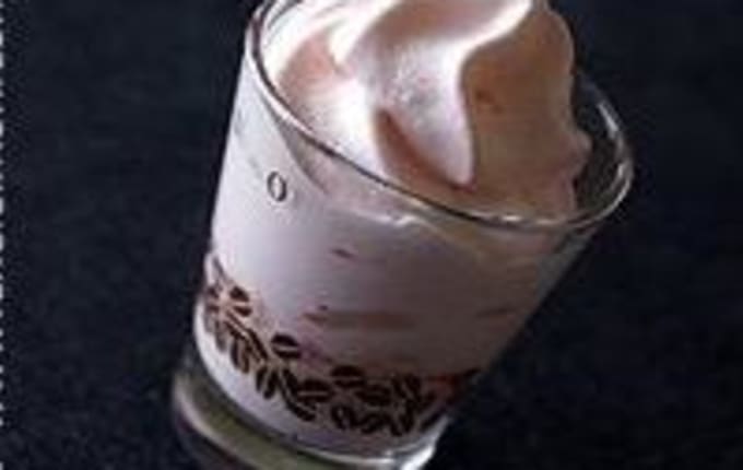 Crème Chantilly au siphon, colorée et parfumée à la rose et autres ...