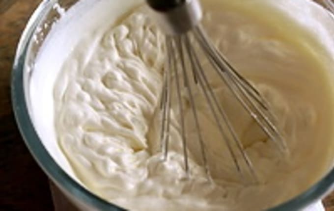 Nougat glacé - Recette du nougat glacé : la meringue au miel cuit ...