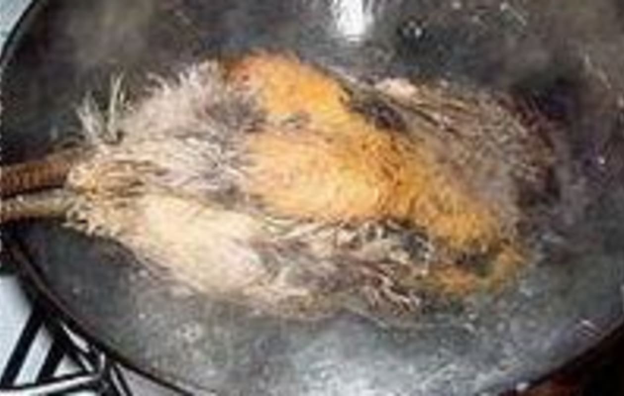 Plumer une poule faisane par immersion - Technique culinaire - Recette ...