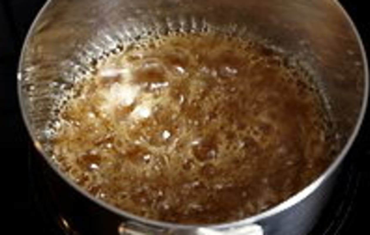 Chemiser un moule au caramel pour gâteaux de semoule, de riz et crèmes ...