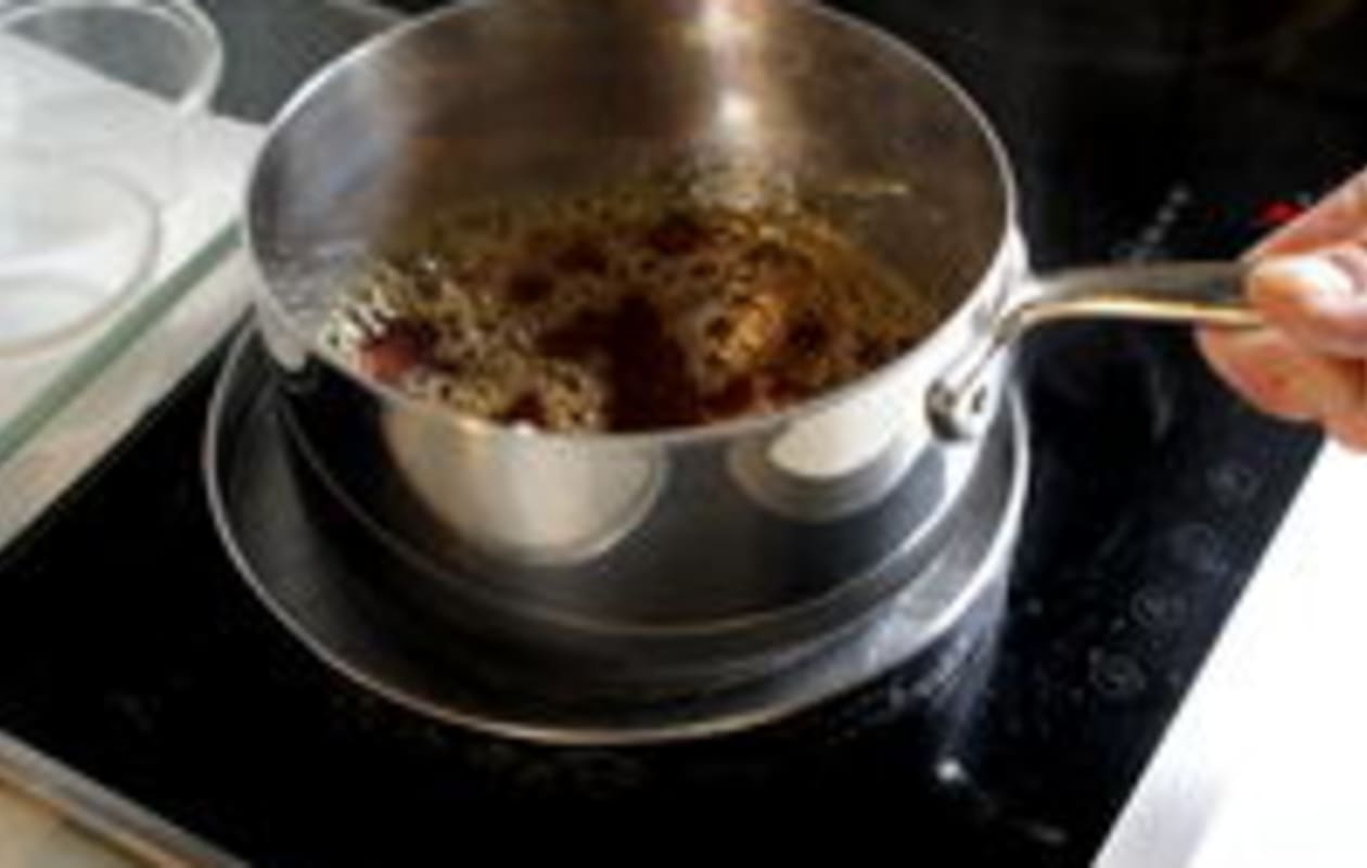 Chemiser un moule au caramel pour gâteaux de semoule, de riz et crèmes ...