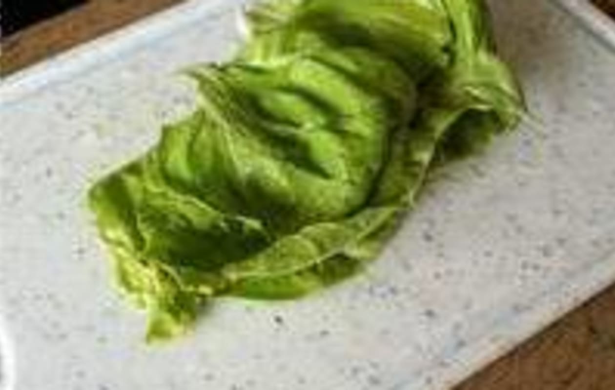 Ciseler des feuilles de légumes ou d'herbes aromatiques au couteau ...