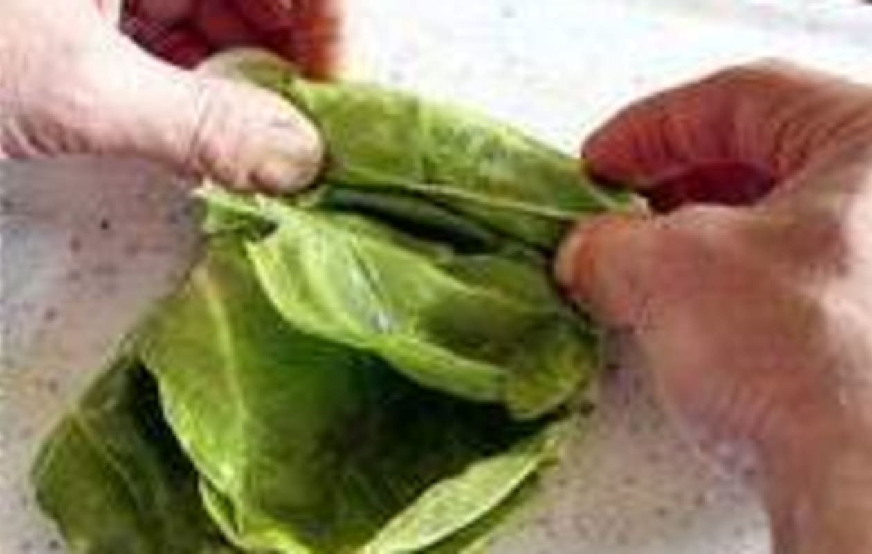 Ciseler des feuilles de légumes ou d'herbes aromatiques au couteau ...