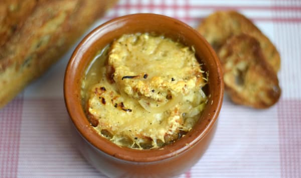 Recette de la traditionnelle soupe à l'oignon gratinée avec ses ...