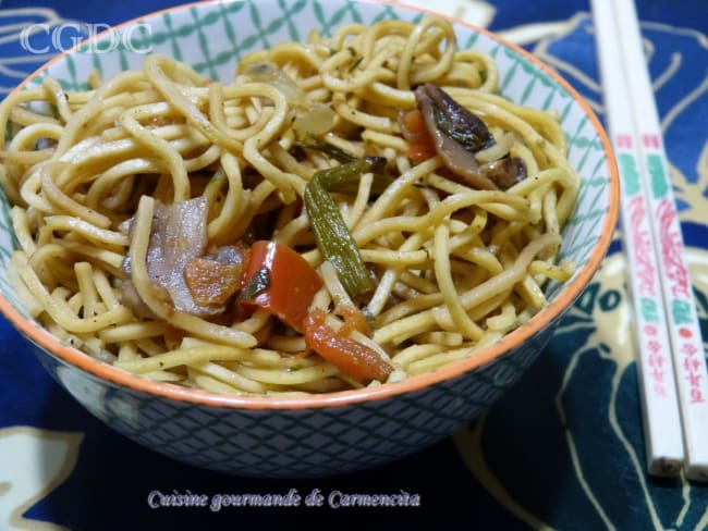 Spaghetti frais sauté aux légumes, gingembre et huile de sésame ...