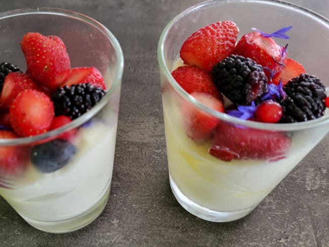 Verrines de crème de mascarpone au citron et fruits rouges - Recette ...