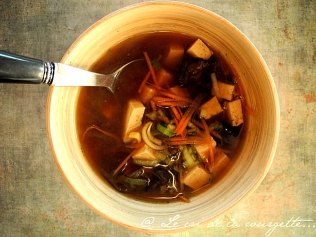 Bouillon de miso blanc aux algues et aux nouilles japonaises soba ...