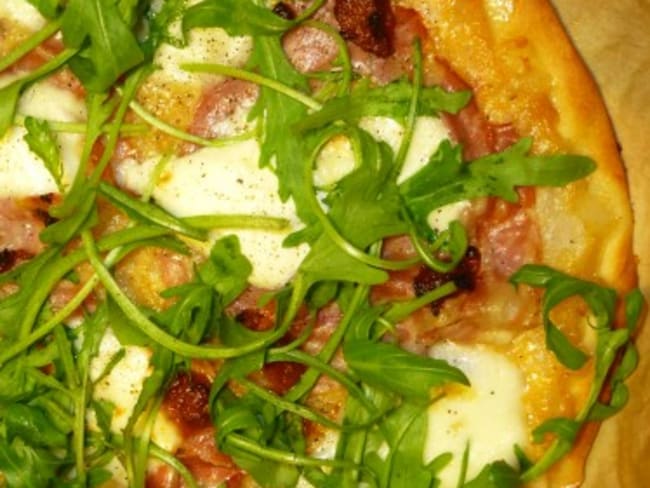 Pizza originale aux topinambours, pancetta, mozzarella, roquette et ...