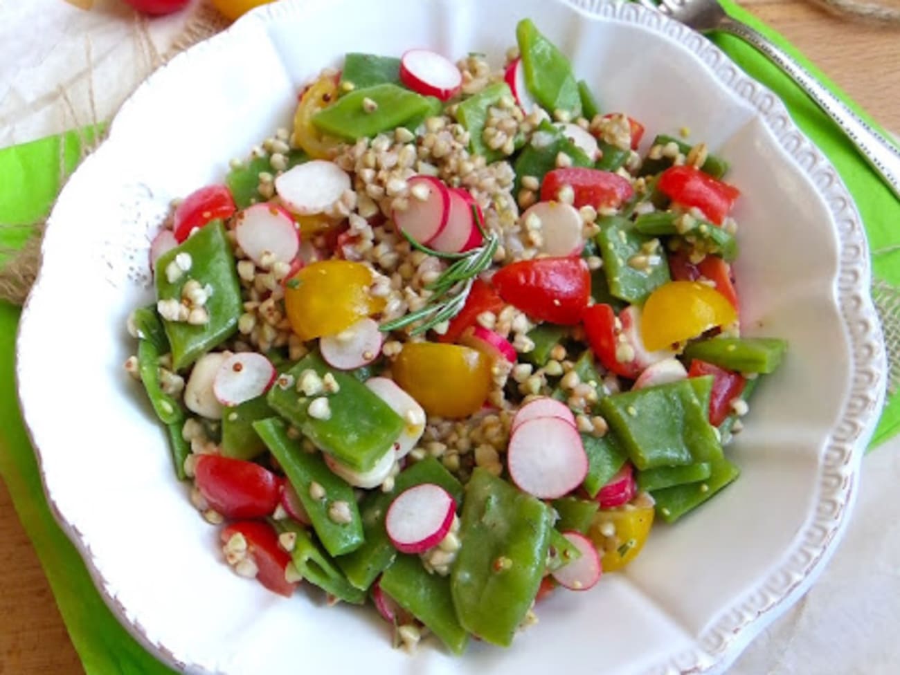Salade de sarrasin, haricots plats, tomates cerises et radis roses ...