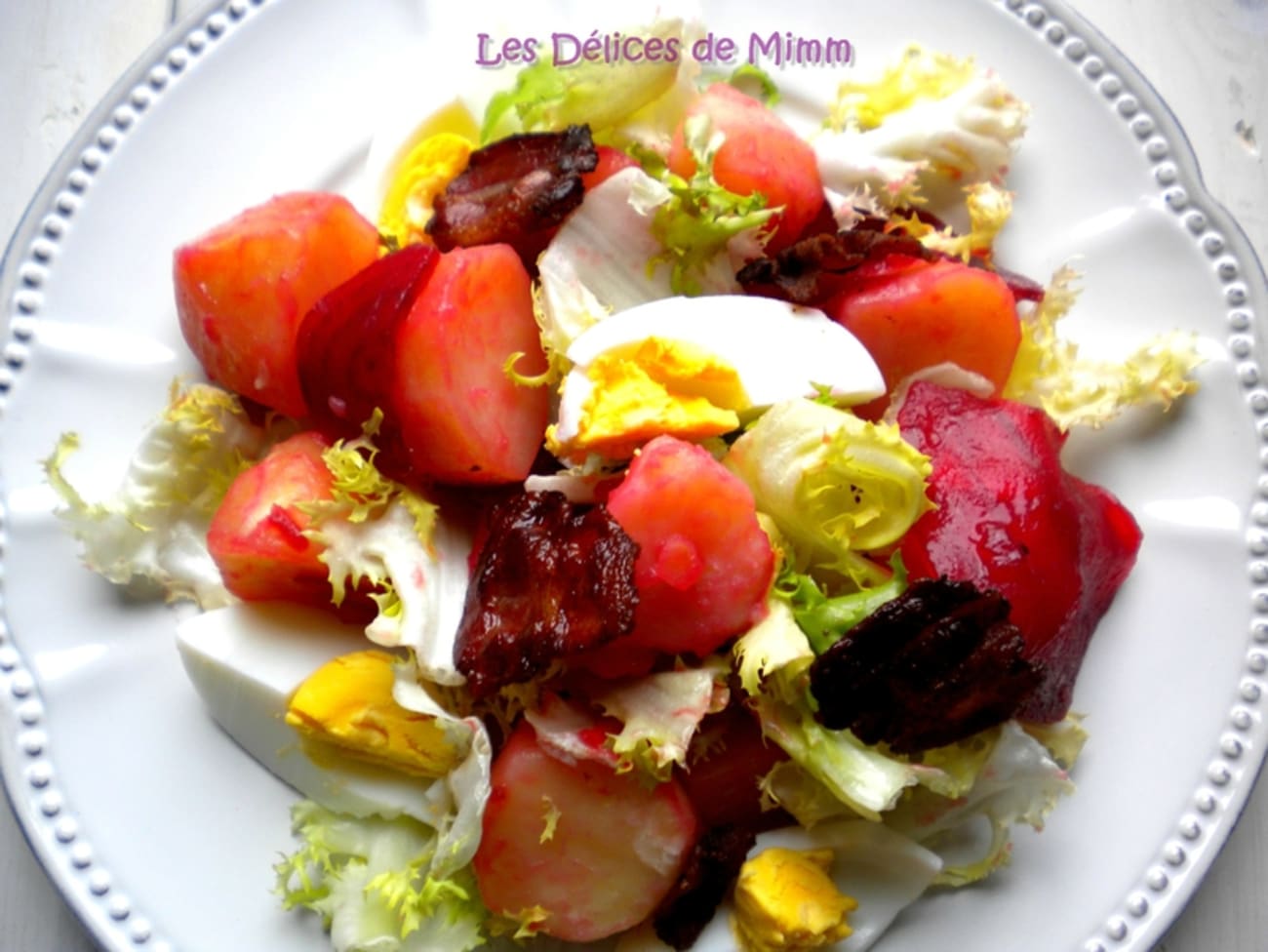 Salade chaude composée de pommes de terre, betteraves, oeufs, lardons ...