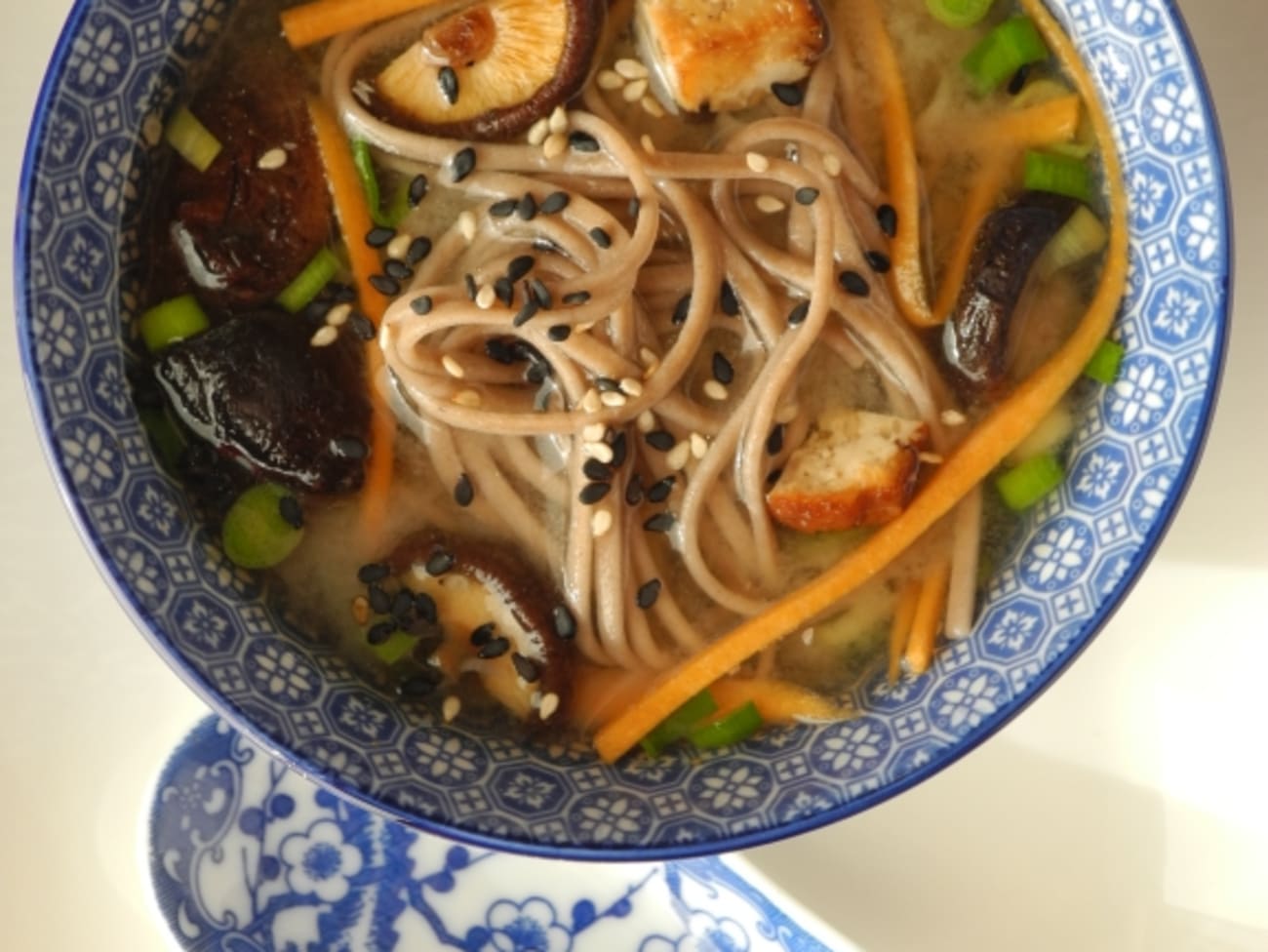 Bouillon de miso blanc aux algues et aux nouilles japonaises soba ...