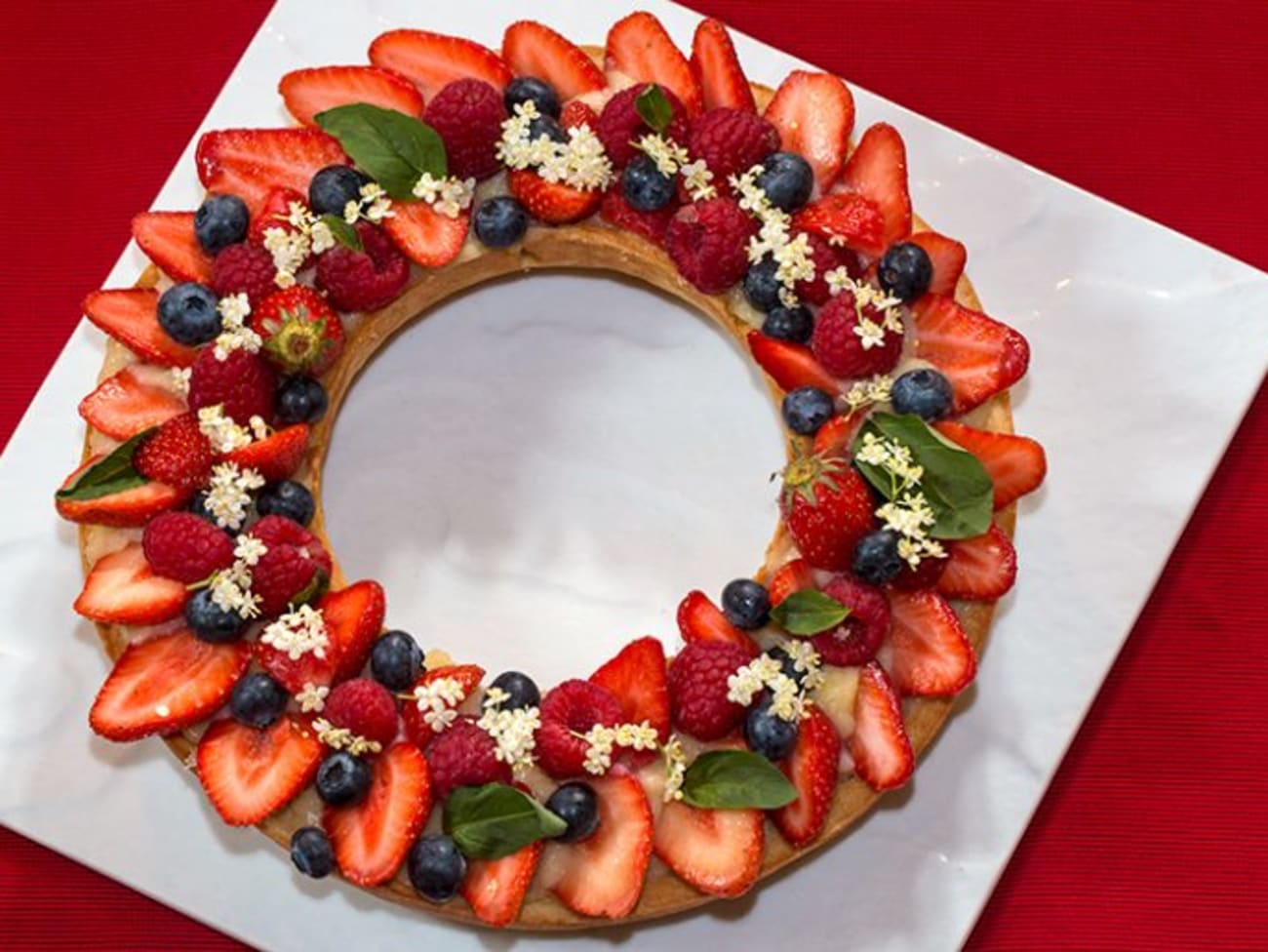 Tarte couronne aux fruits rouges à la crème au basilic : recette Tarte ...