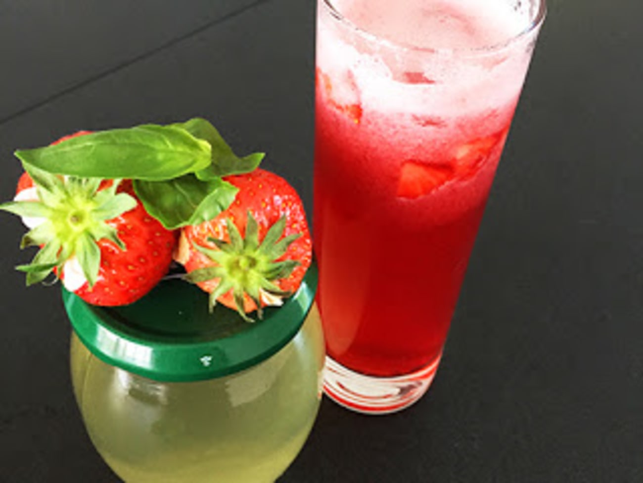Cocktail sans alcool, ou mocktail, hibiscus, fraises et basilic ...