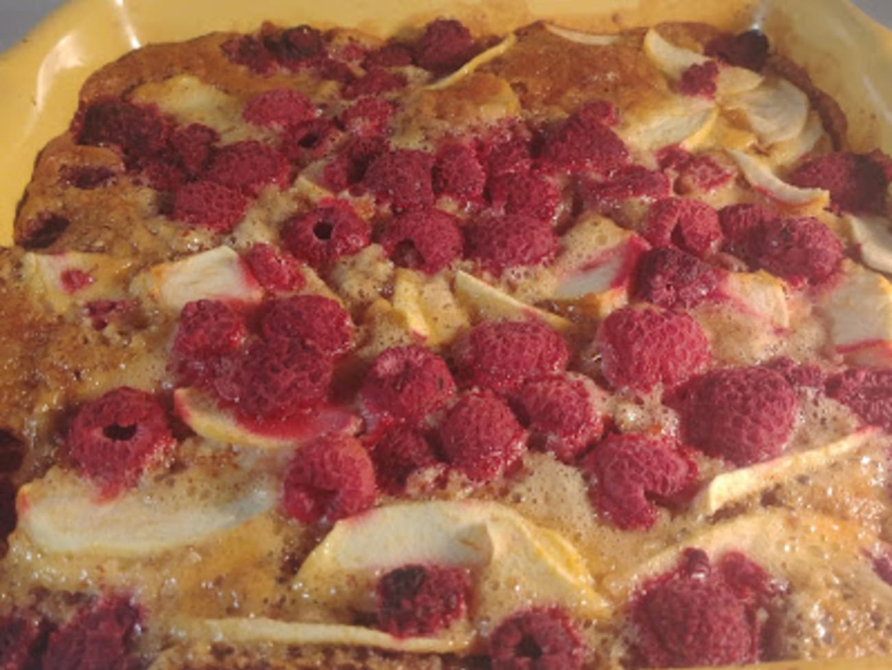 Clafoutis facile aux amandes, pommes et framboises : recette Clafoutis ...