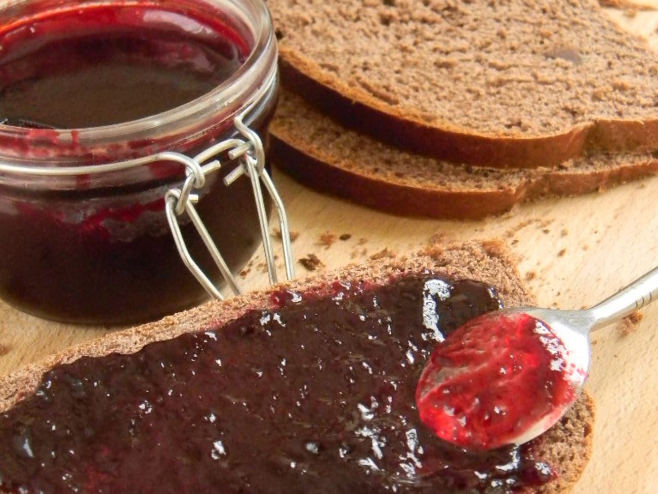 Gelée de fruits rouges pour le petit-déjeuner ou pour le goûter ...