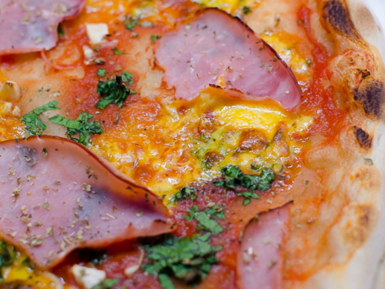 Pizza à la persillade, au cheddar et au jambon : recette Pizza à la ...