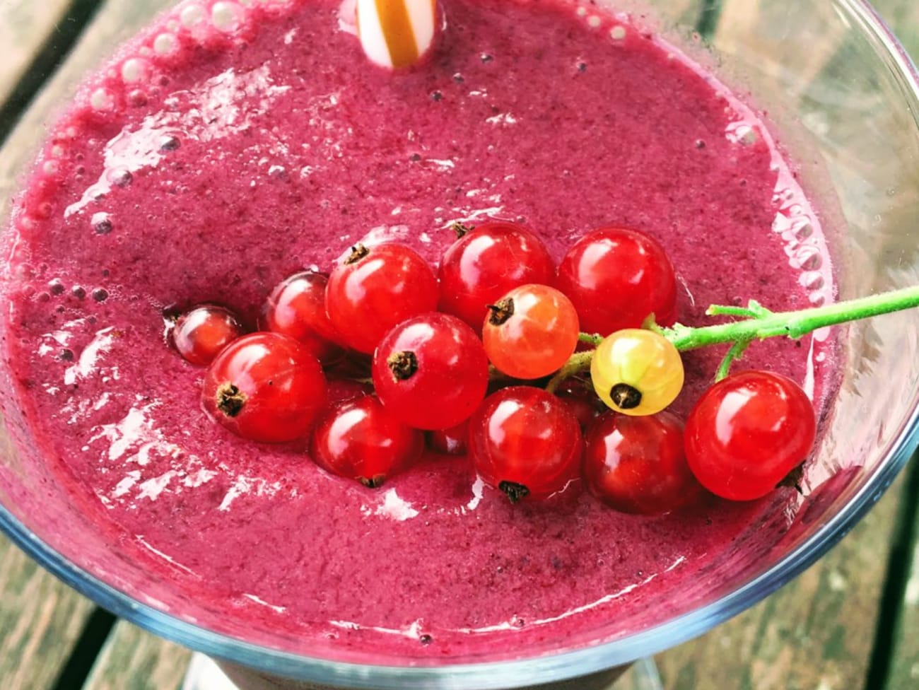 Smoothie de fruits rouges et bananes express : recette Smoothie crémeux ...