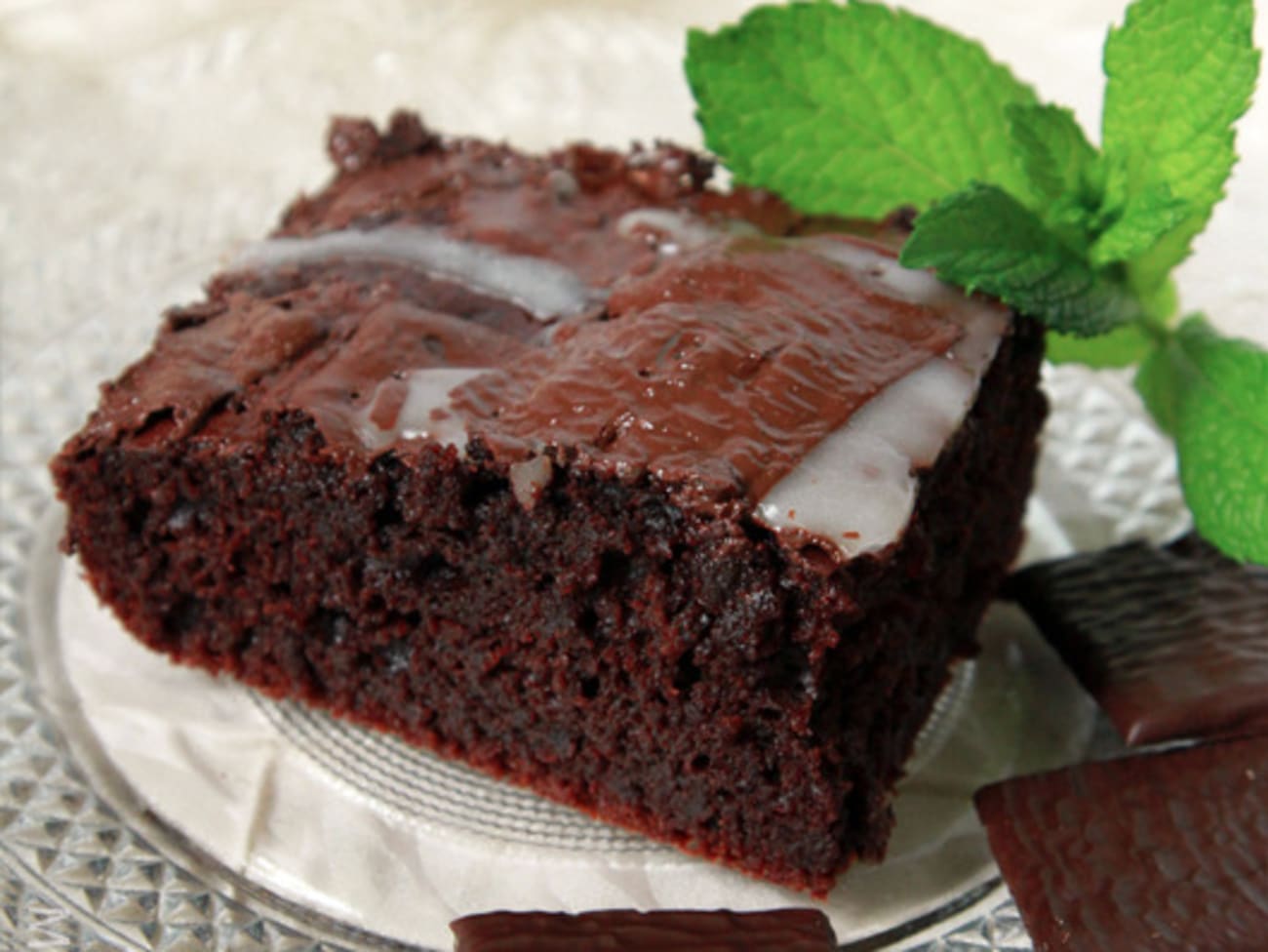 Gâteau moelleux au chocolat recouvert d'un glaçage saveur After Eight ...