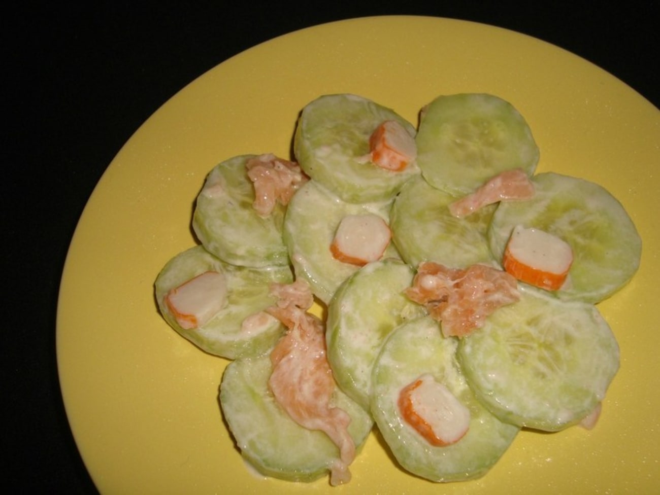 Salade de concombre, saumon fumé et surimi, sauce au tarama et à l ...