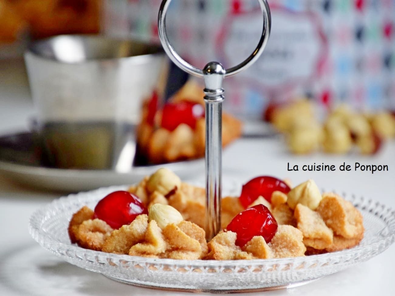 Petit four garni d'une cerise confite ou d'une noisette, sans farine ...