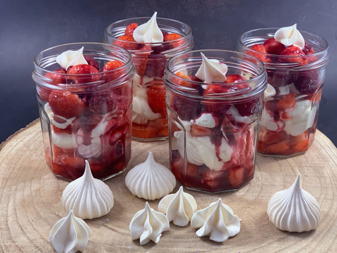 Pavlova aux fruits rouges en verrine : recette Pavlova aux fruits ...