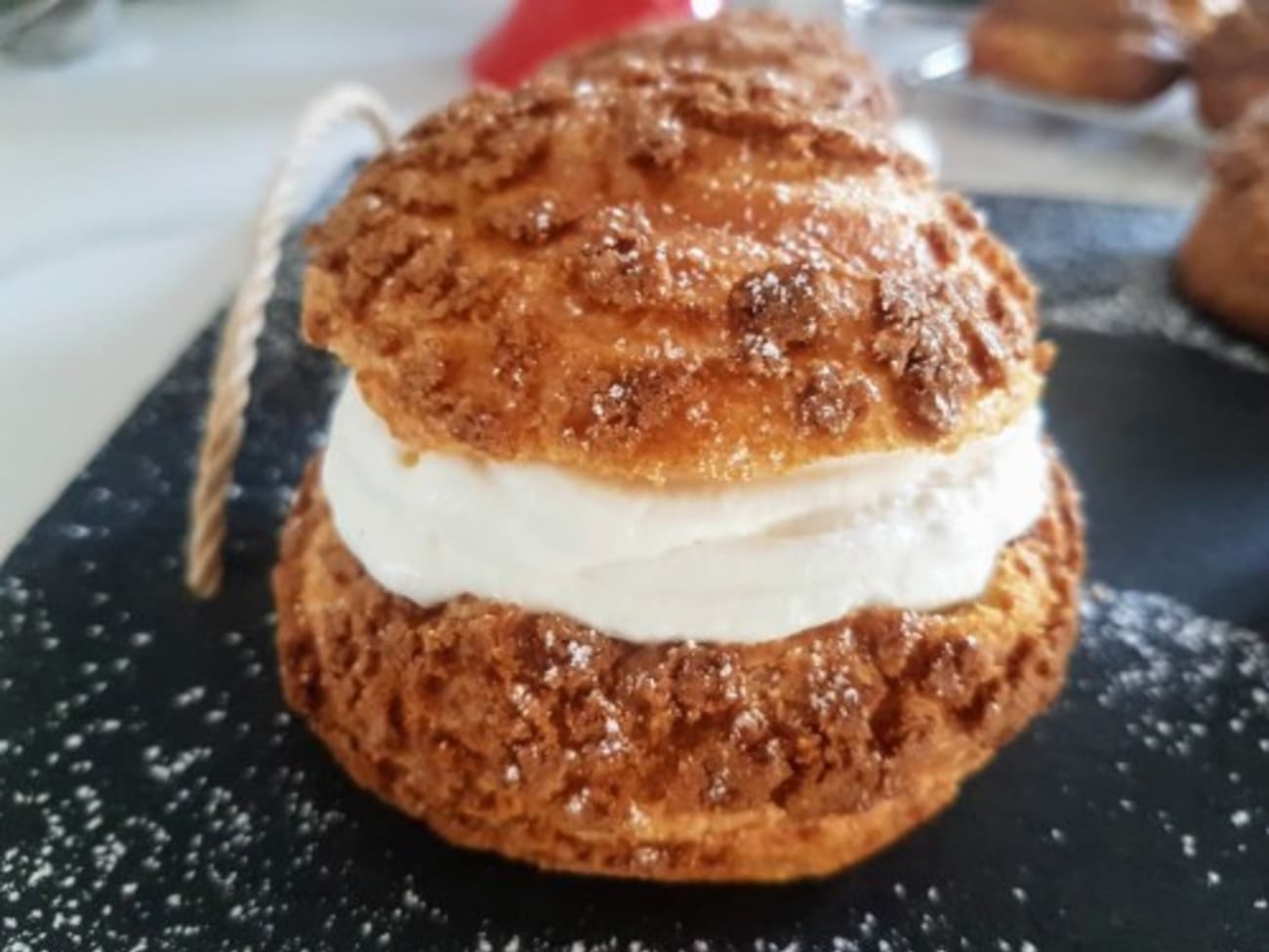 Choux avec craquelin fourré à la chantilly mascarpone, brunoise fruits ...