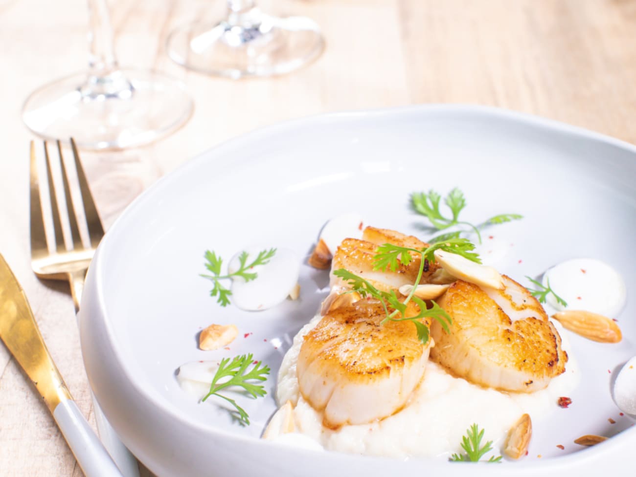 Noix de Saint-Jacques de la baie de Saint-Brieux snackées, purée de ...