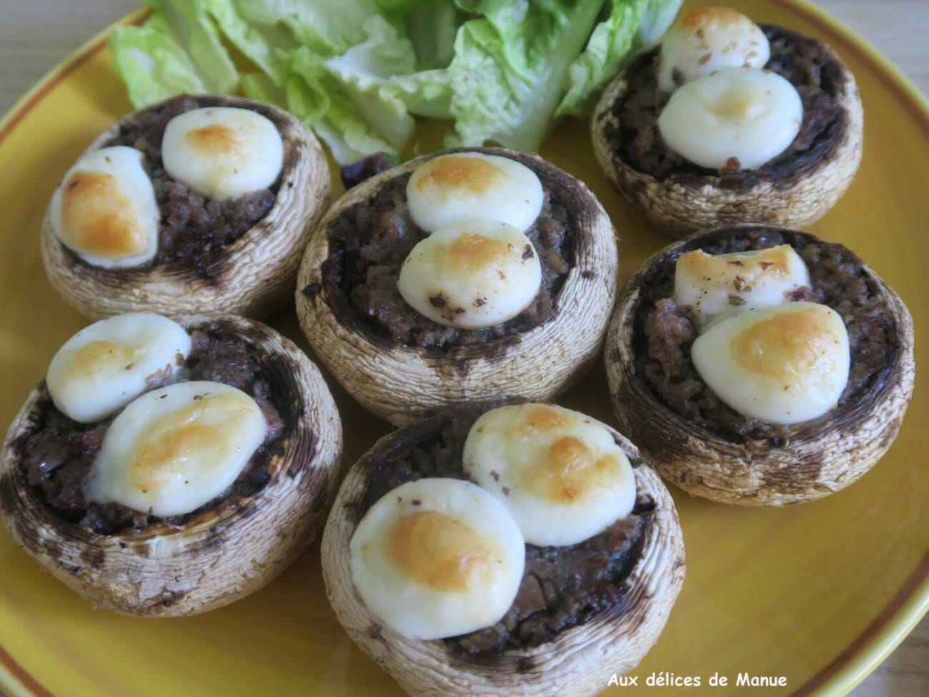 Champignons farcis à la poitrine fumée, mozzarella et oignon rouge ...