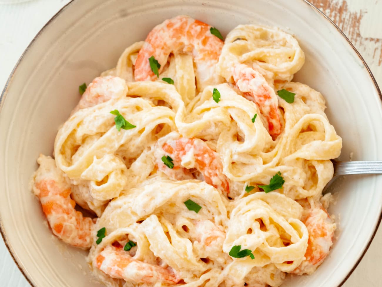 Pâtes aux crevettes et sauce Alfredo au Parmesan et à l'ail : recette ...