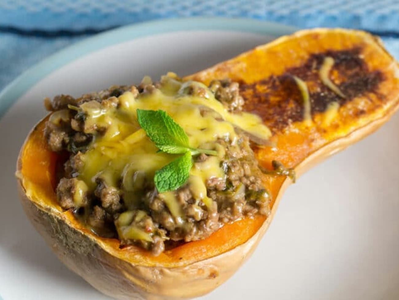 Butternut farcie au fromage frais, viande hachée et fromage Parmesan ...