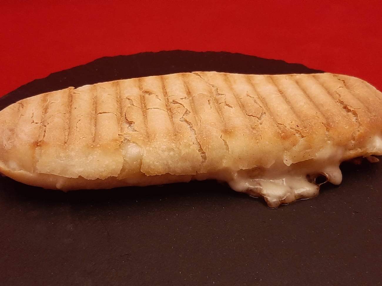 Panini maison avec jambon de Parme, mozzarella et comté : recette ...