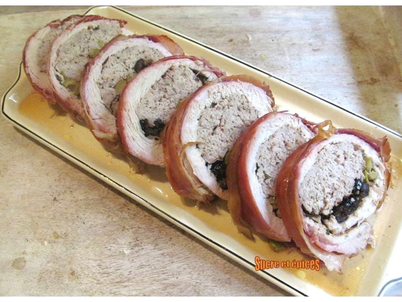 Roulé de poitrine de dinde parfumé au romarin et aux olives : recette ...