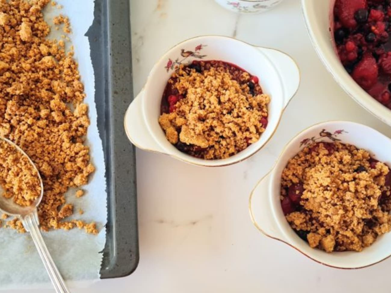 Crumble aux noisettes et sa salade de fruits rouges congelés : recette ...
