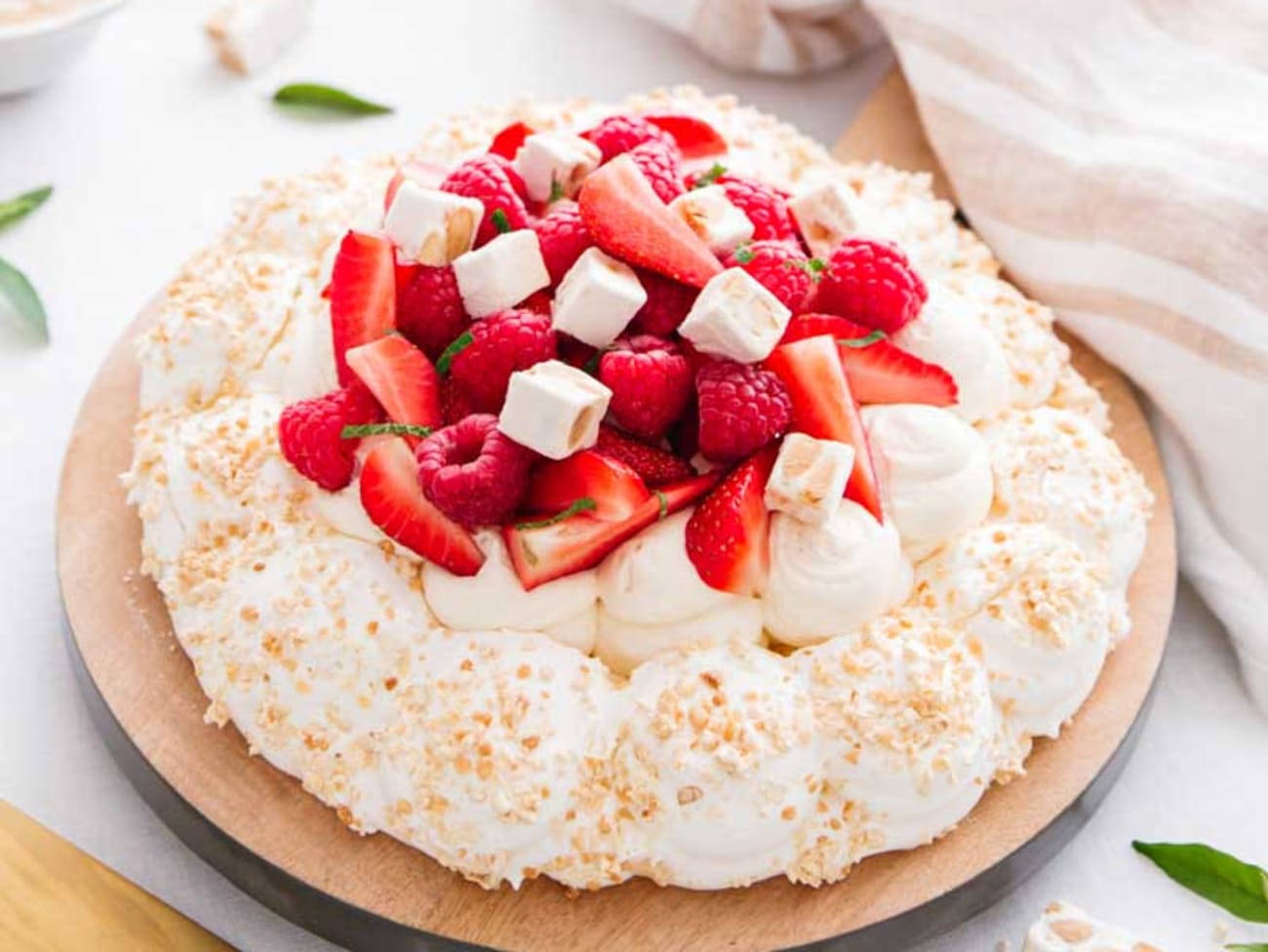 Pavlova au nougat et aux fruits rouges (fraises, framboises ...