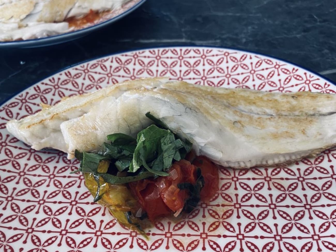 Filet de bar (ou loup), compote de tomates au basilic : recette Filet ...