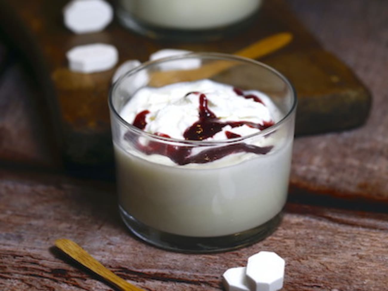 Mousse Vichy rafraîchissante et coulis de fruits rouges - Recette par ...