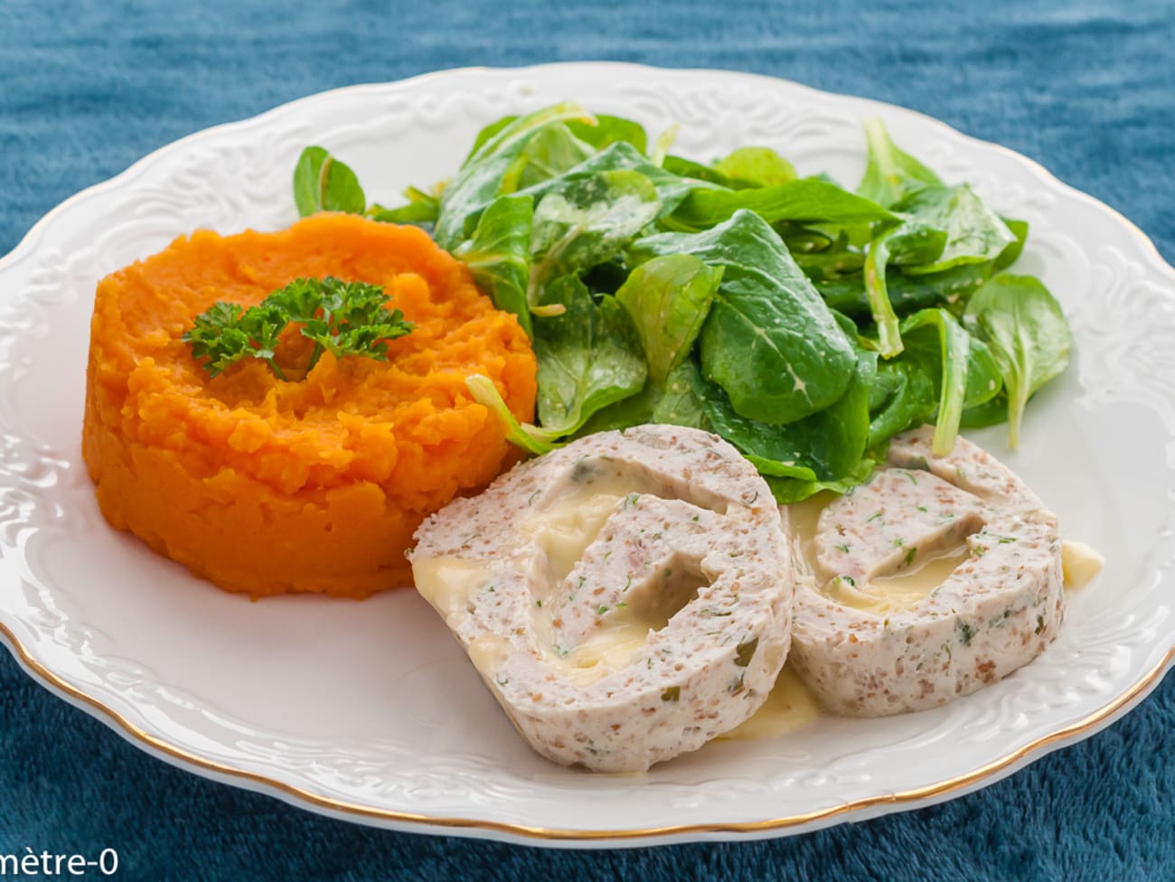 Un roulé de volaille festif servi avec une sauce au chorizo : recette ...
