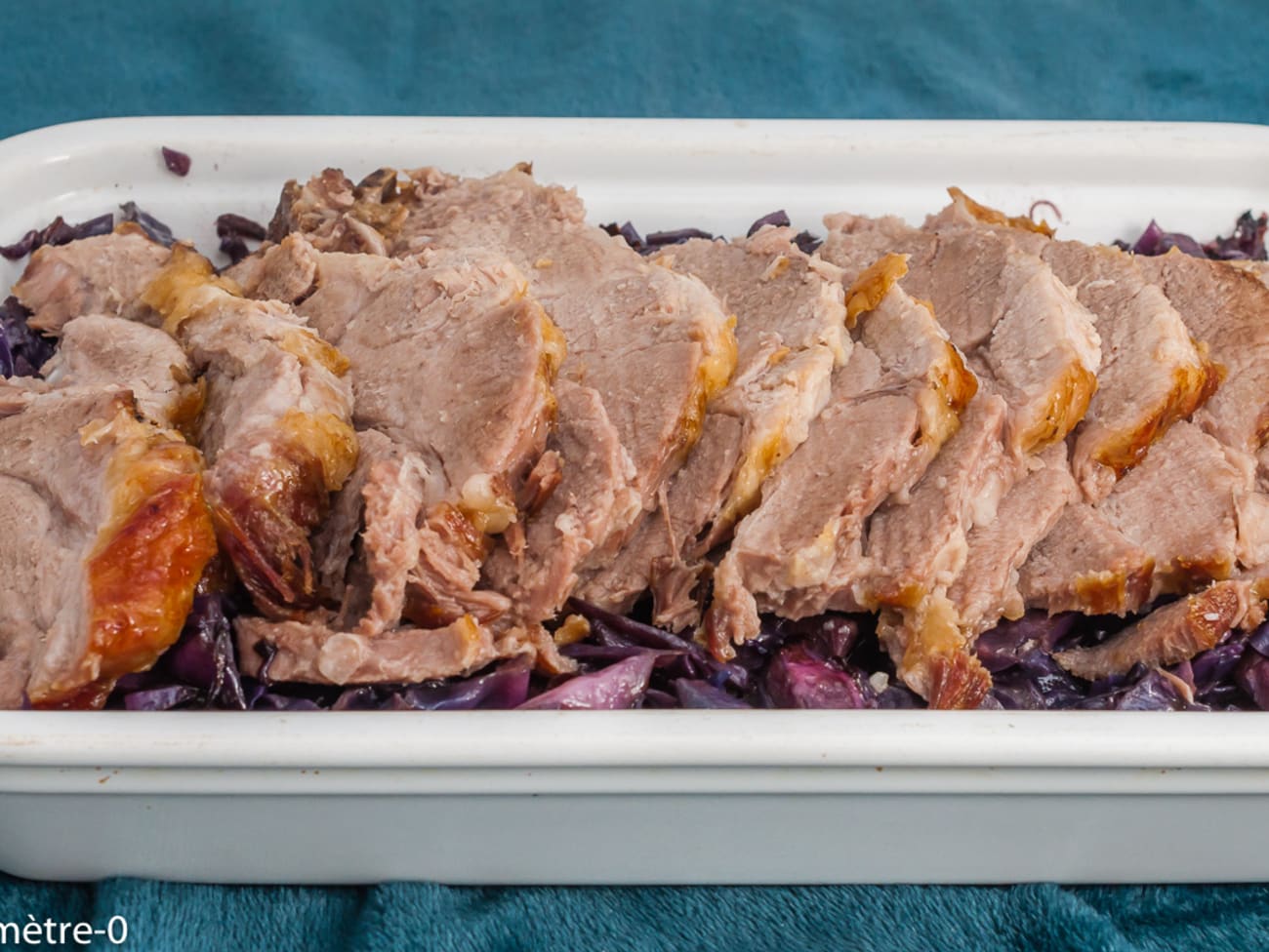 Échine de porc au four, cuite dans de la graisse de canard, chou rouge ...