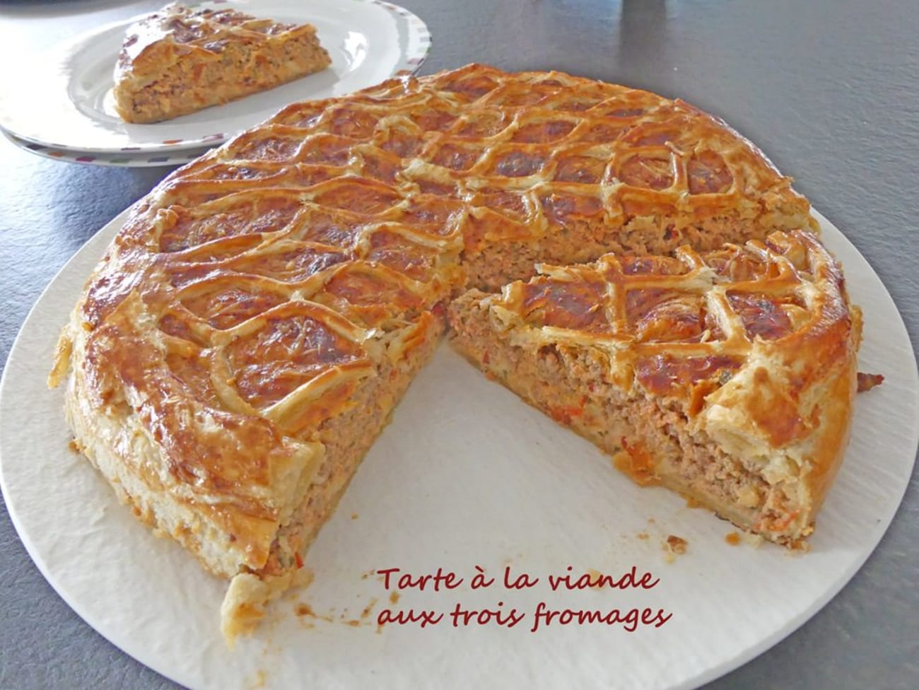Tarte à la viande aux trois fromages comme une tourte : recette Tarte à ...