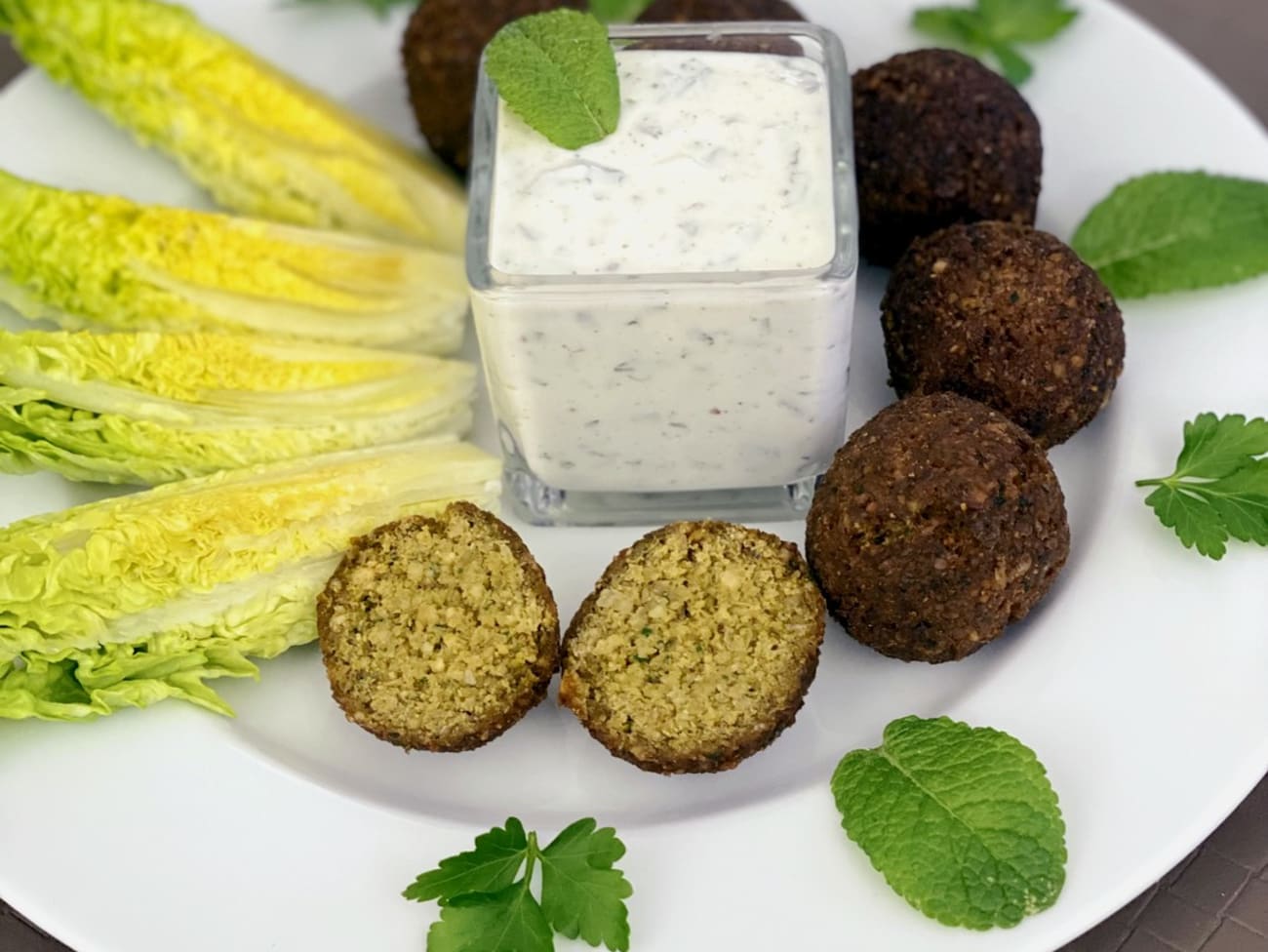Falafels et ses sauces au tahini et yaourt grec : recette Falafels et ...