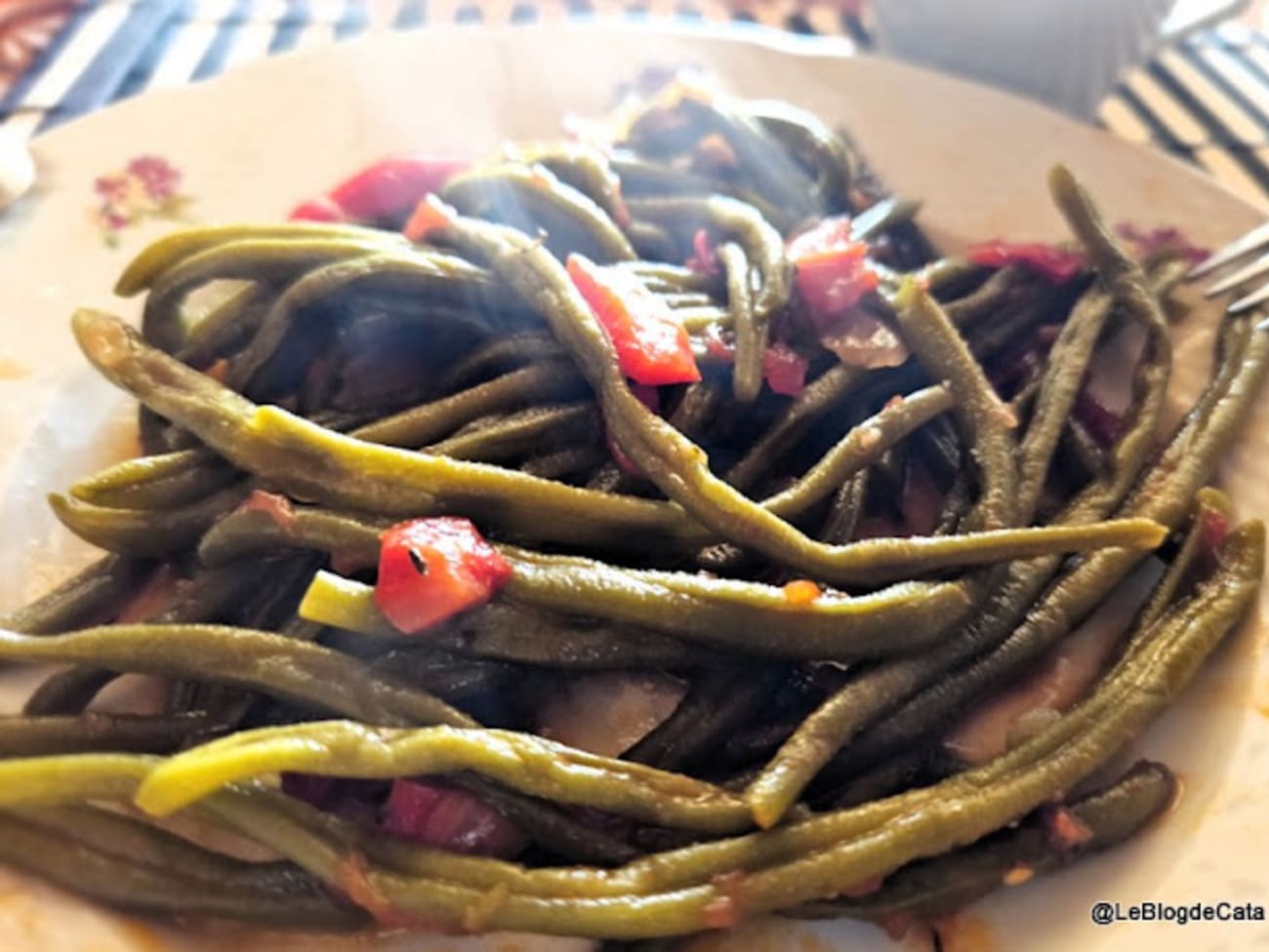 Haricots verts aux tomates fraîches et poivron rouge - Recette par ...
