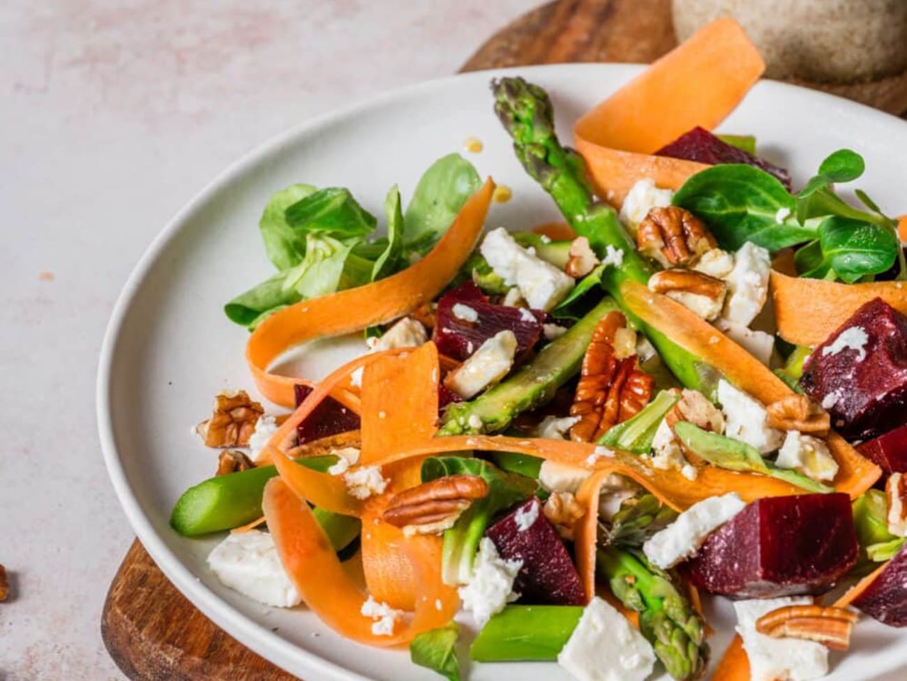 Salade composée aux asperges, betteraves et carottes : recette Salade ...