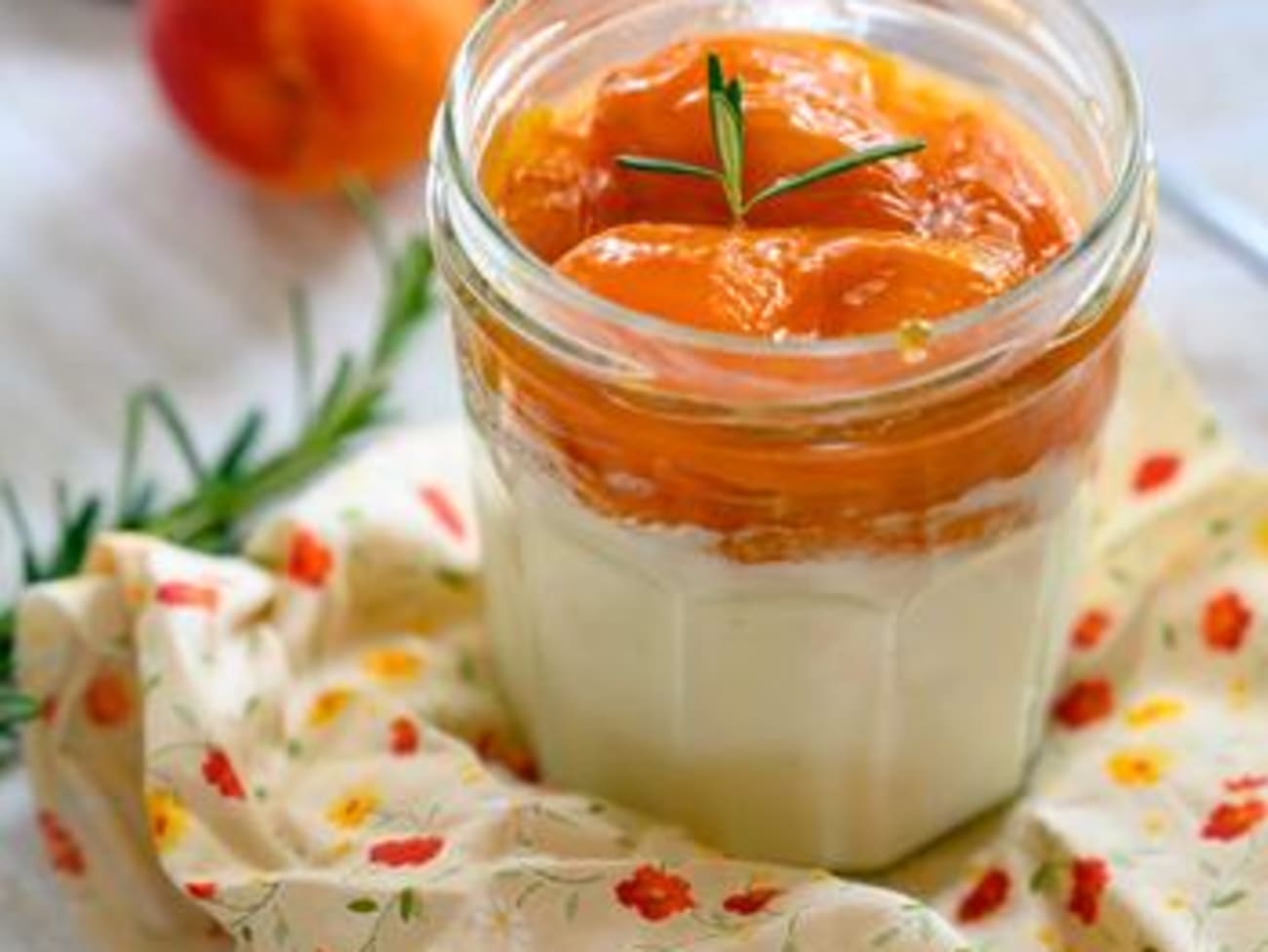 Verrine de yaourt grec, skyr ou faisselle, abricot rôti et romarin ...