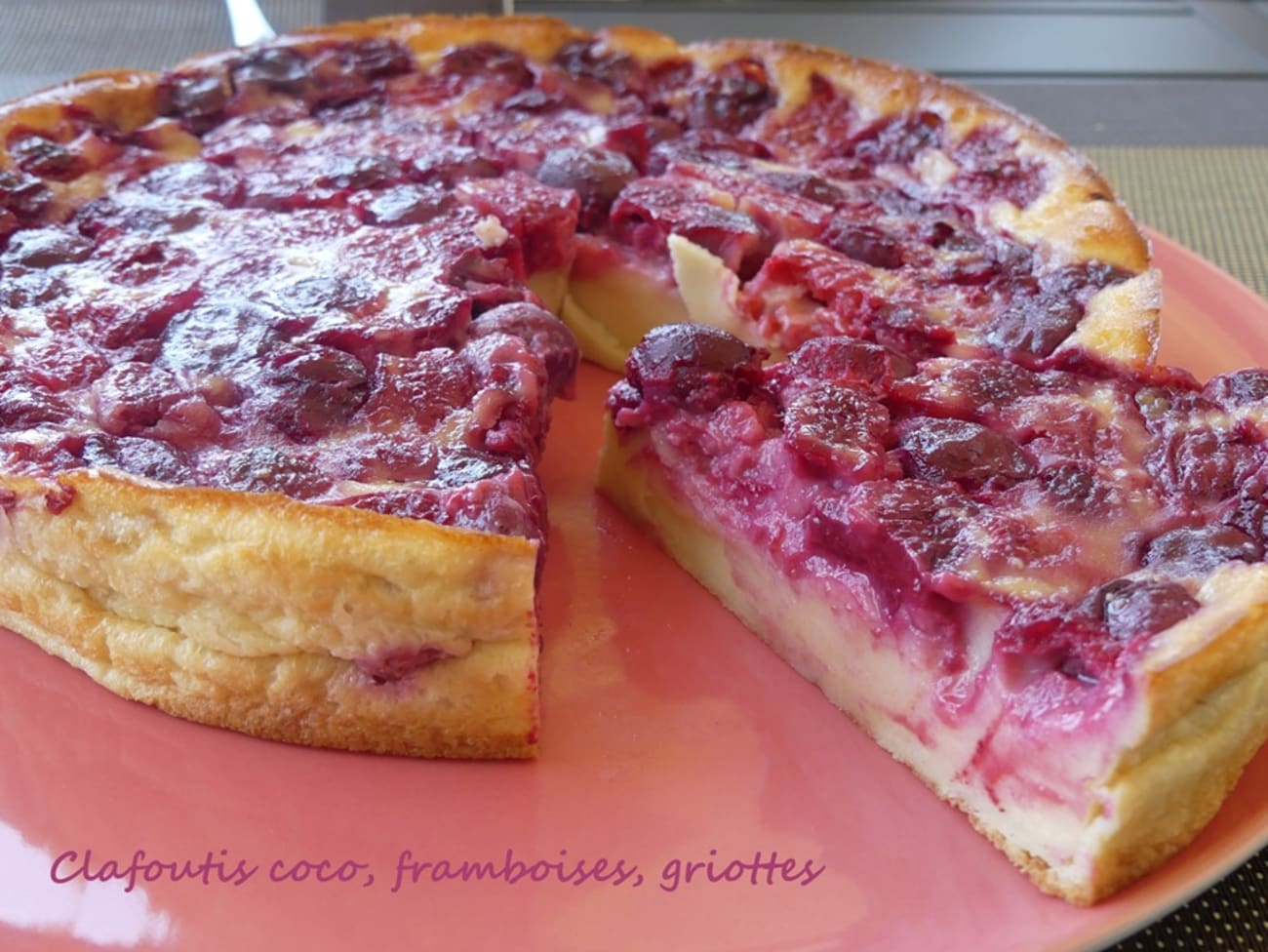 Clafoutis coco, framboises, griottes à déguster tiède : recette ...
