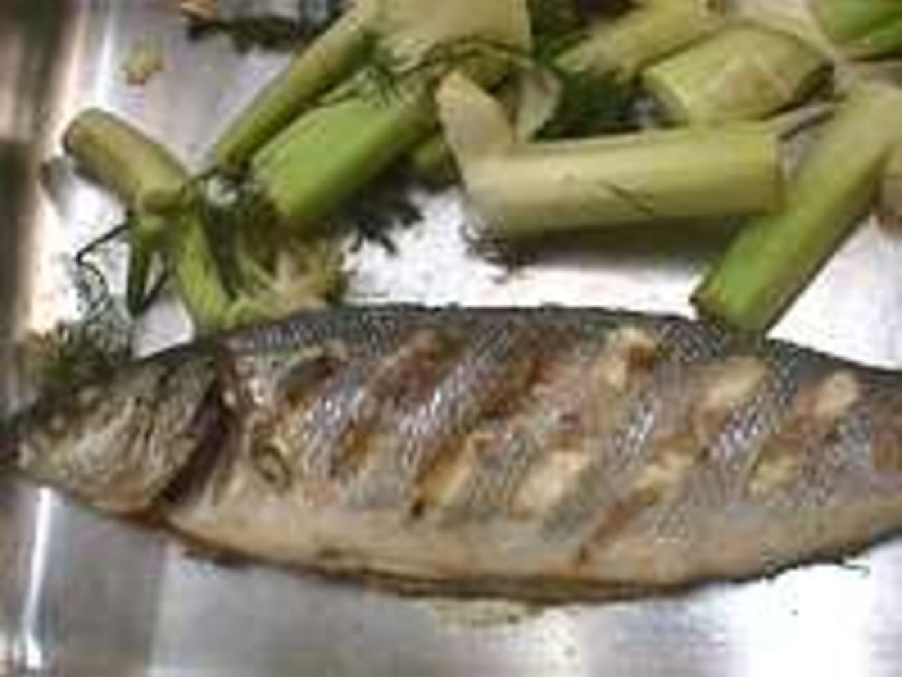 Bar ou loup grillé au fenouil et flambé au pastis : recette Bar grillé ...