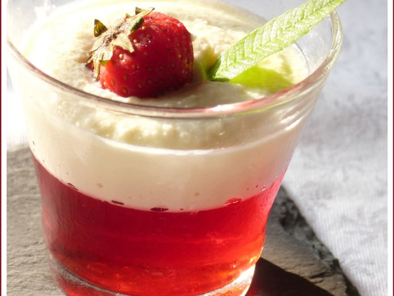 Verrine de jus de fruits rouges, verveine citronnée, et crème de ...