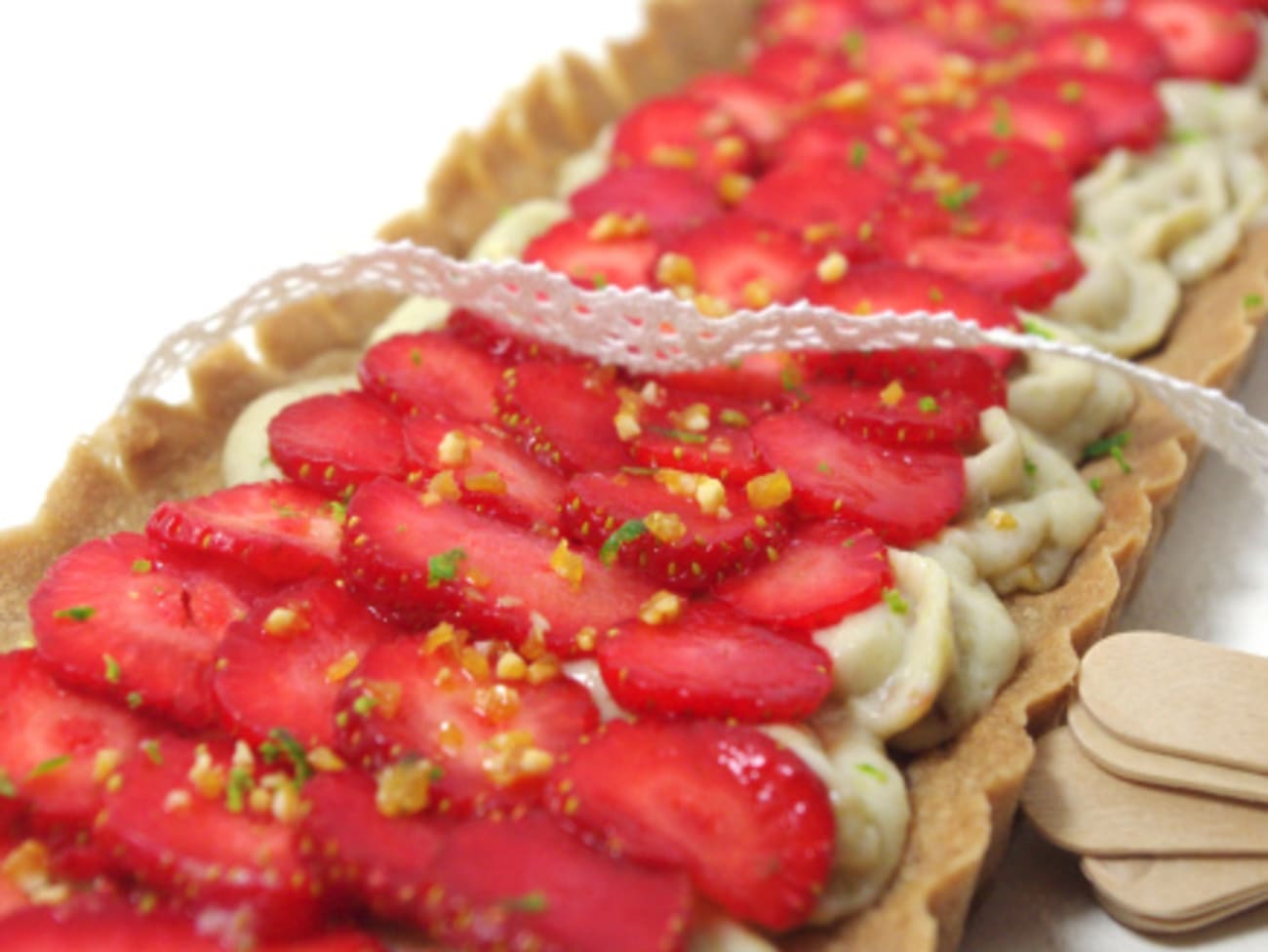 Tarte aux fraises, crème pâtissière aux fruits rouges, pâte sucrée au ...