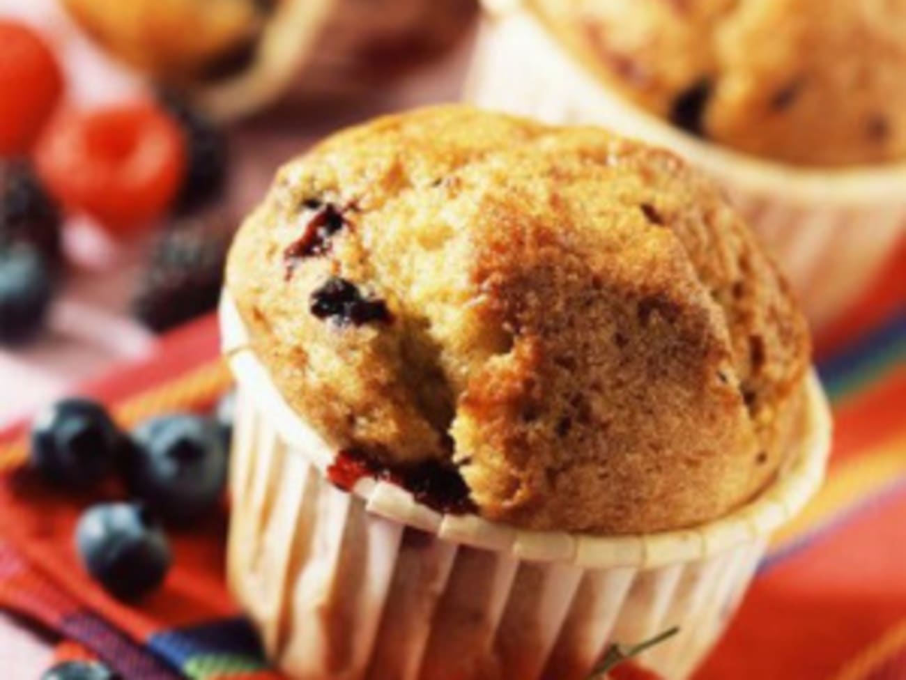 Muffins fruits rouges, noix de coco et violette - Recette par Elisa