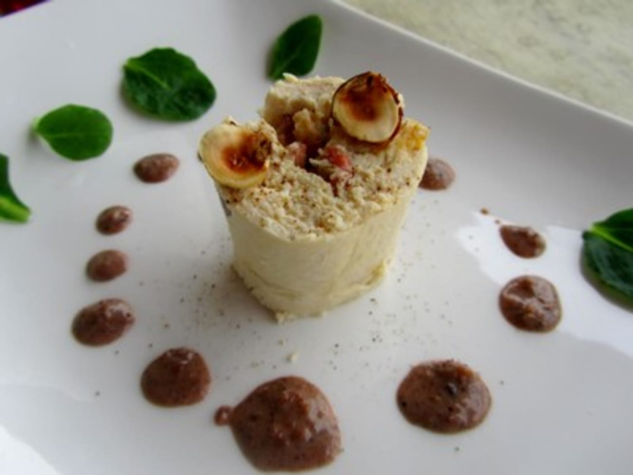 Suprêmes de volaille farcis aux châtaignes et aux noisettes, sauce au ...