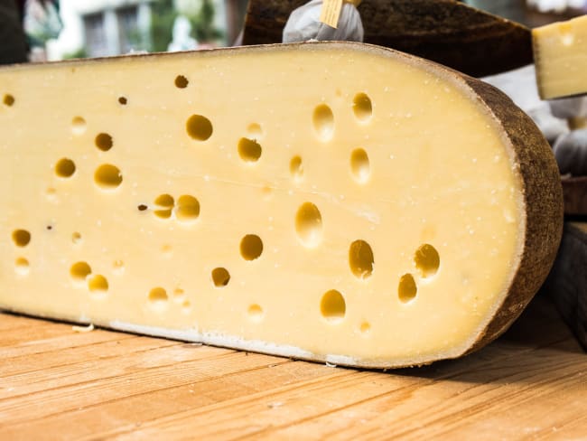 L'emmental - Quelles sont les caractéristiques de ce fromage et comment ...